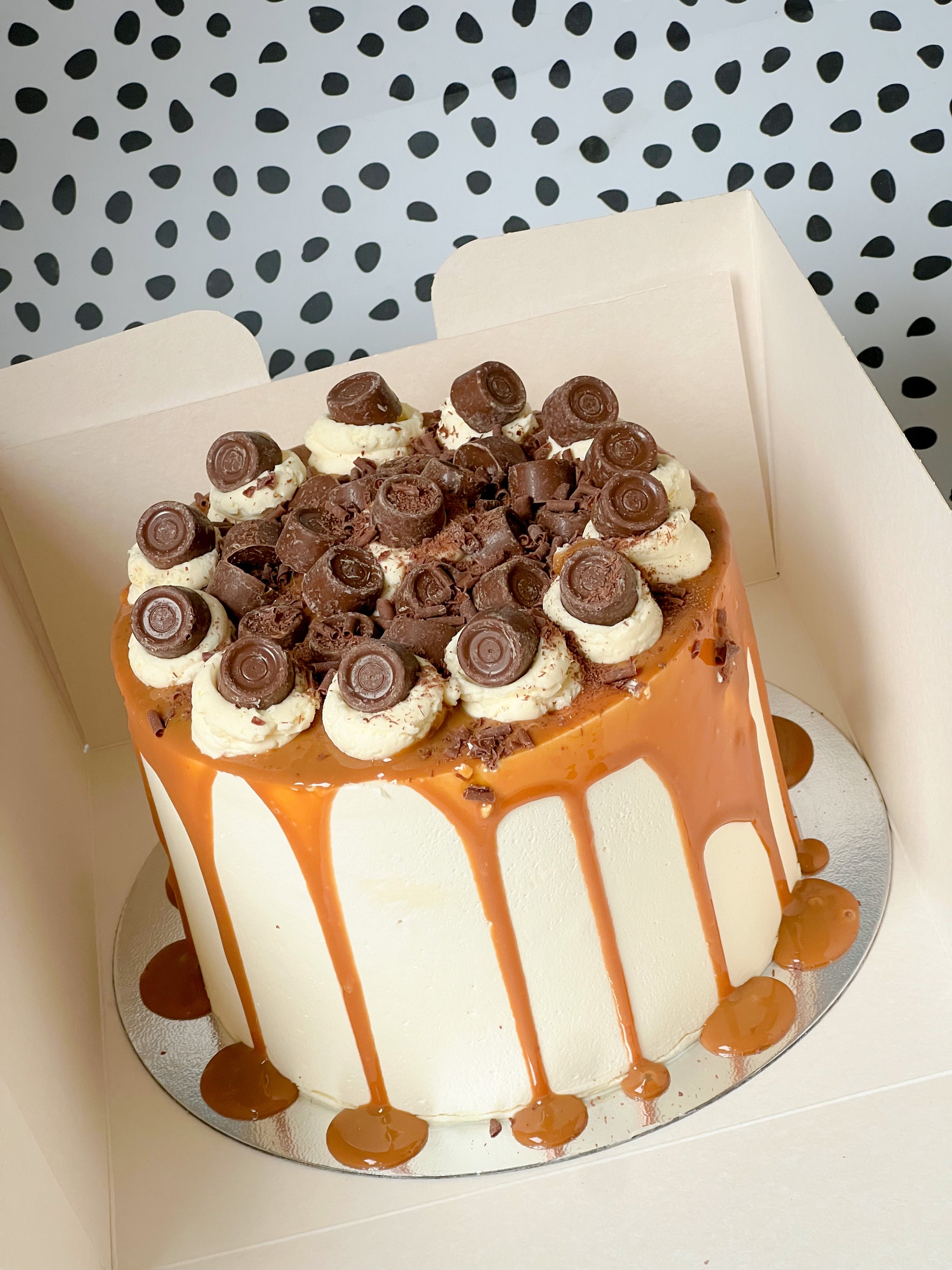 Ready to Order Cakes (Feeds 12) – The Baking Box Llanelli